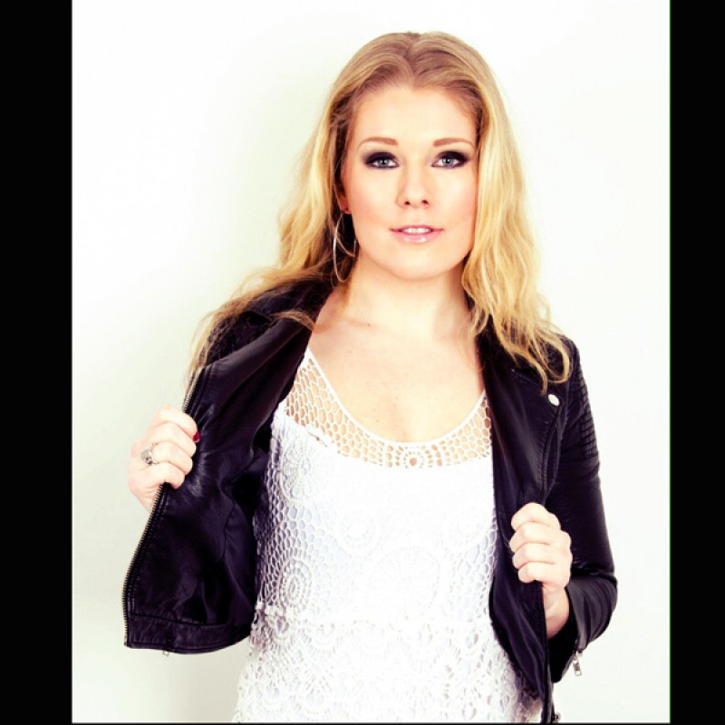 Real women | Esther | Bullet Models